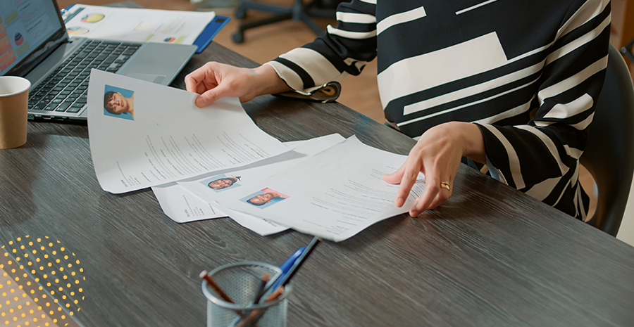 Como e por que realizar uma triagem de currículos internamente?